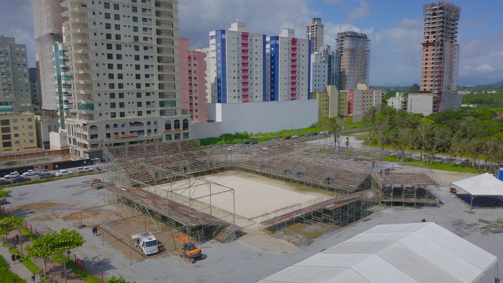Itapema inicia montagem da Arena do Vôlei para competições que ...